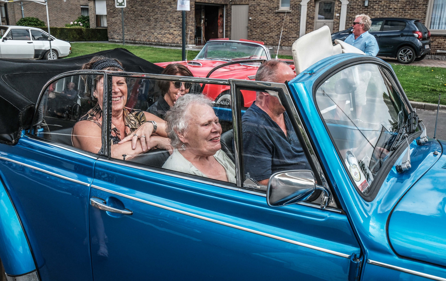 Rallypiloten en eigenaars van oldtimers bezorgen oudjes een ...