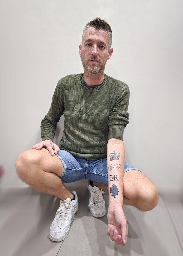 Johan (41) liet kroon, logo, handtekening en silhouet van Britse ...