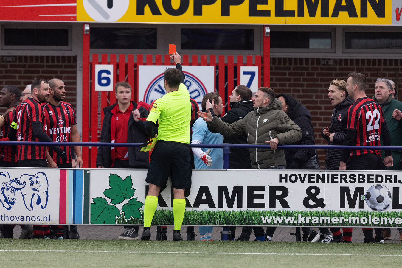 Drie DVC’26-spelers krijgen rood na knokpartij met Grol-publiek ...