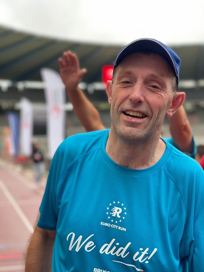 Geert (53) voltooit unieke reeks en loopt marathon in élk land van de ...