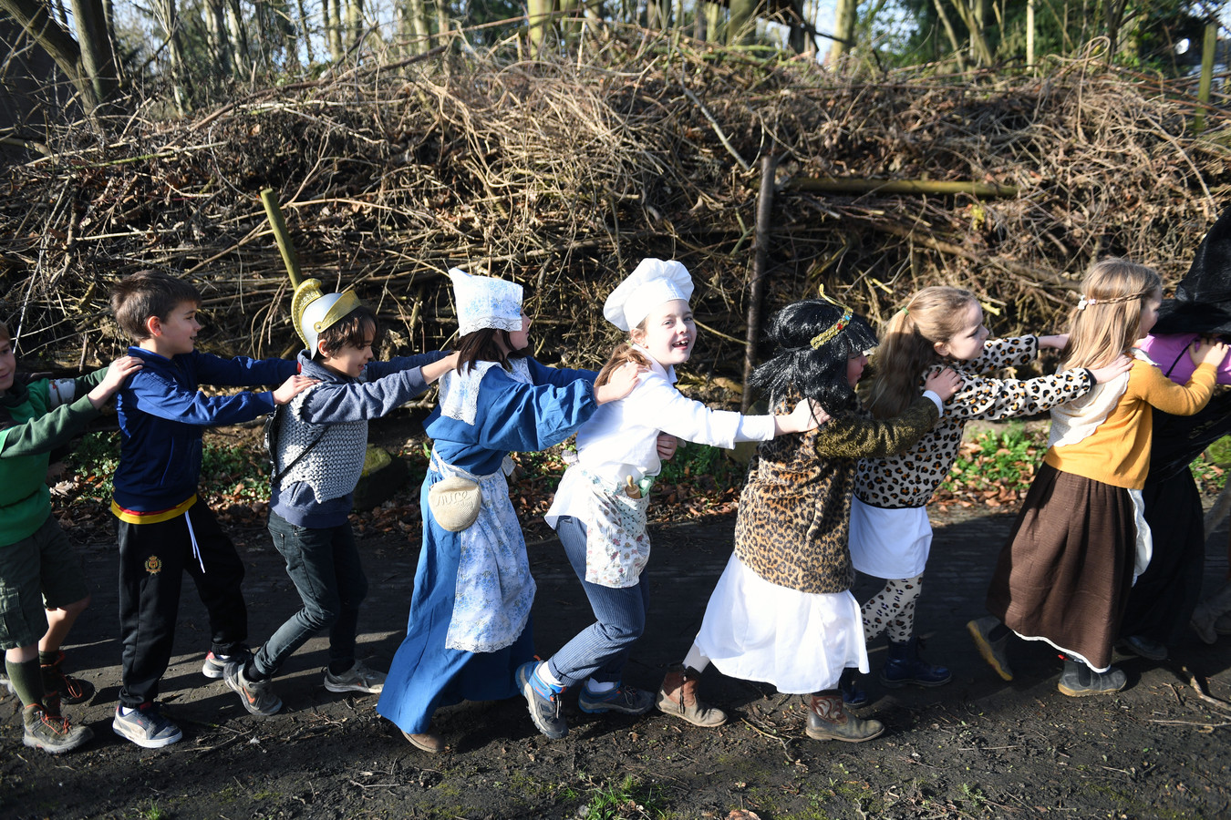 Robots, Edelhert, Radijsje en Cycloop: The Masked Singer was in heel ...