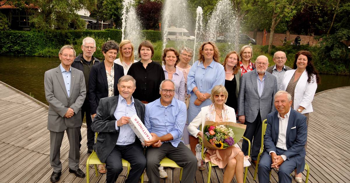 Schoolbestuur huldigt afscheidnemende directeurs van Basisschool Kantelberg | Brugge | hln.be