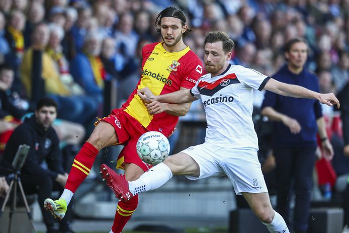 Over het middenveld van Go Ahead Eagles en Willum Willumsson in het ...