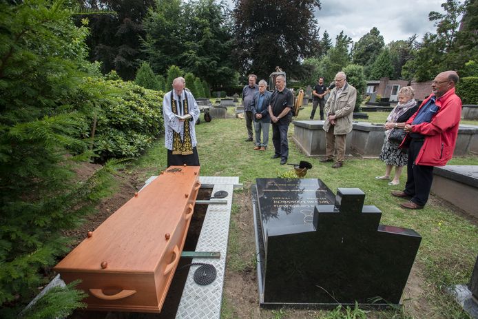 Parochie in Eindhoven draagt ook na diens dood zorg voor pastoor Van ...