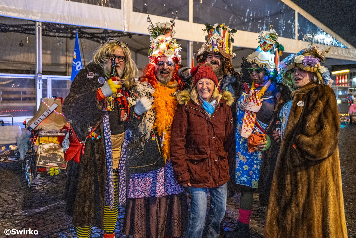 KIJK Voil Jeanetten trekken in vol ornaat door stadscentrum en bezoeken ...