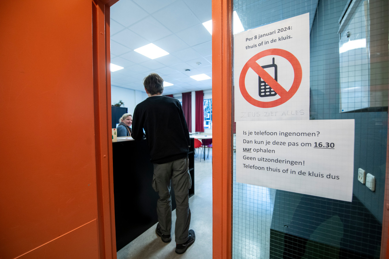 Alexander (17) wordt gesnapt met mobieltje op school, maar is een van de weinigen: ‘Eindelijk ...