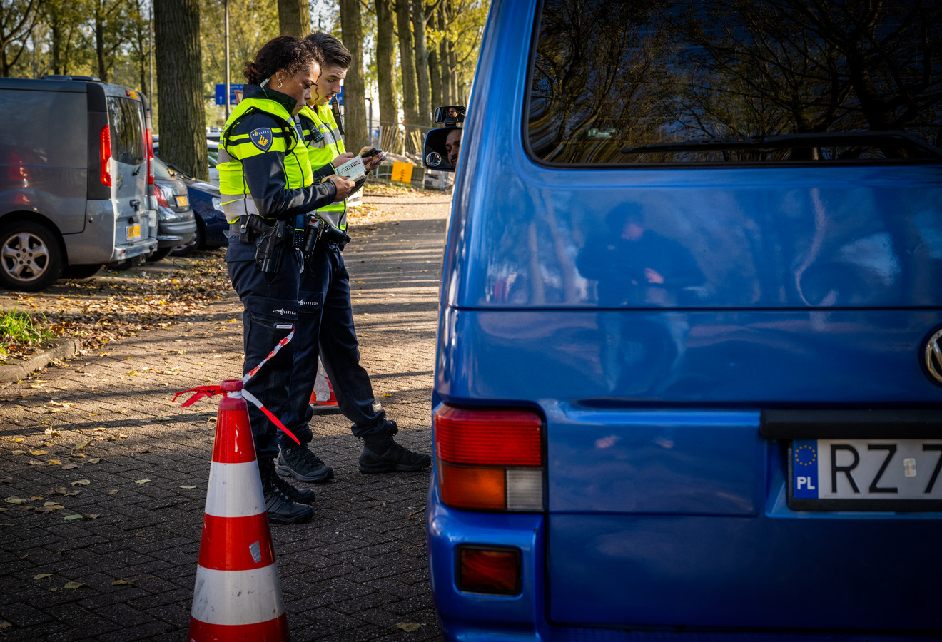 ‘Mevrouw, u bent aangehouden’: Rotterdamse wijk urenlang ‘op slot’ voor ...