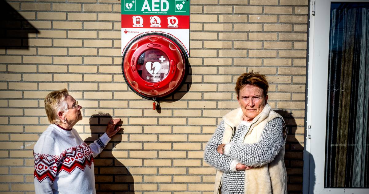 Monique (79) boos na plotseling verdwijnen AED: ‘Ze spelen met onze ...