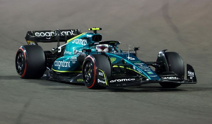 Bekijk hier hoe Sebastian Vettel alles geeft in het allerlaatste ...