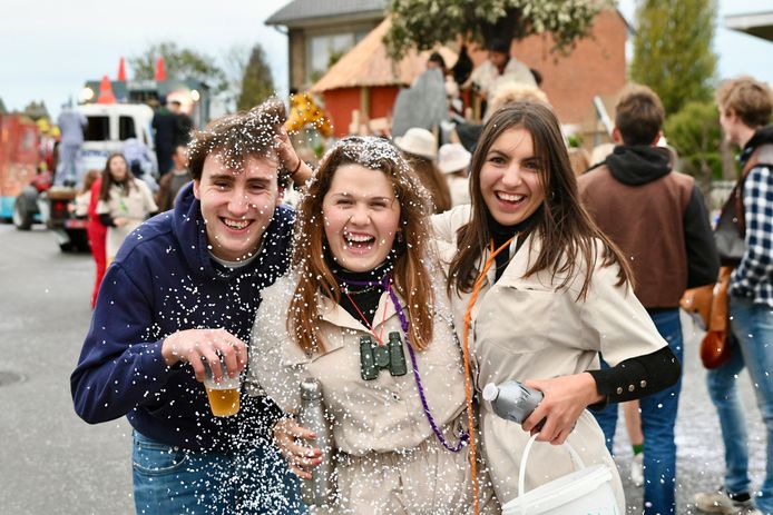 IN BEELD. 41e Sint-Maartensstoet lokt massa mensen: “Heel blij dat we ...