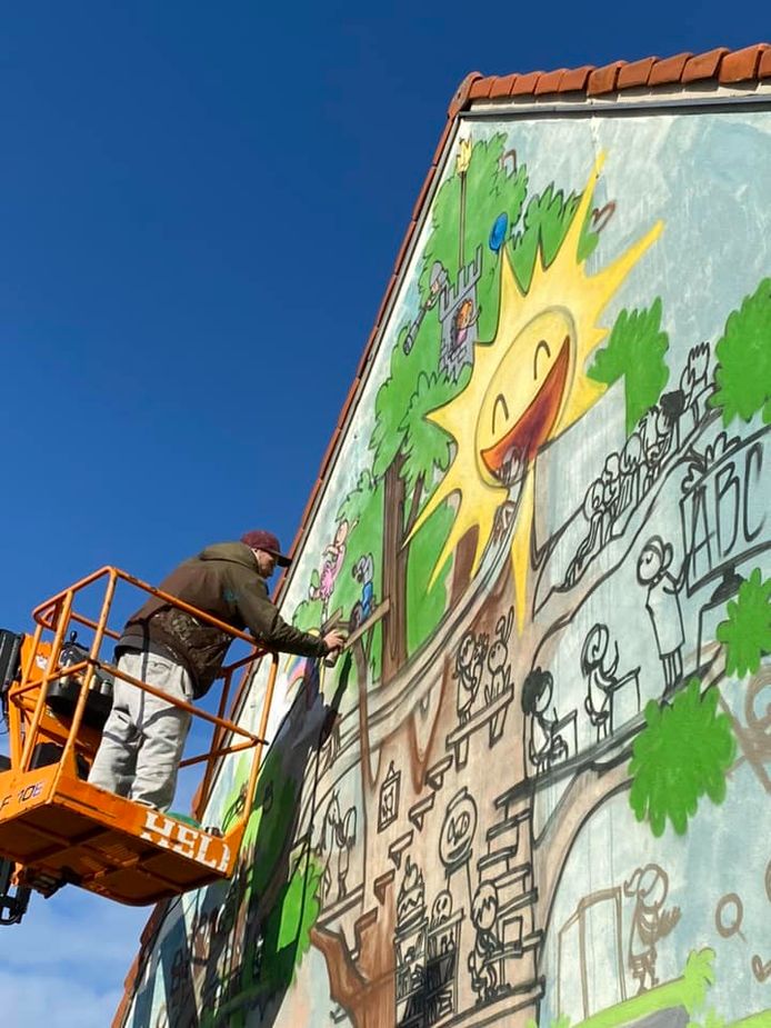Immense muurschildering siert muur van basisschool De Wijsneus ...