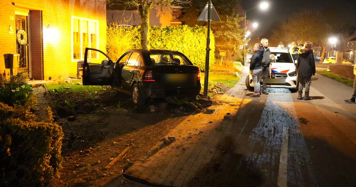 Auto raakt twee palen en belandt in voortuin in Babylonienbroek ...