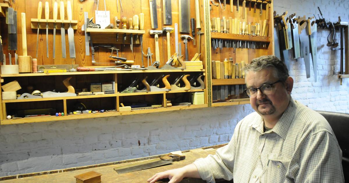 Ambachten: meubelmaker en houtbewerker Herman Van Looveren gaat net als ...