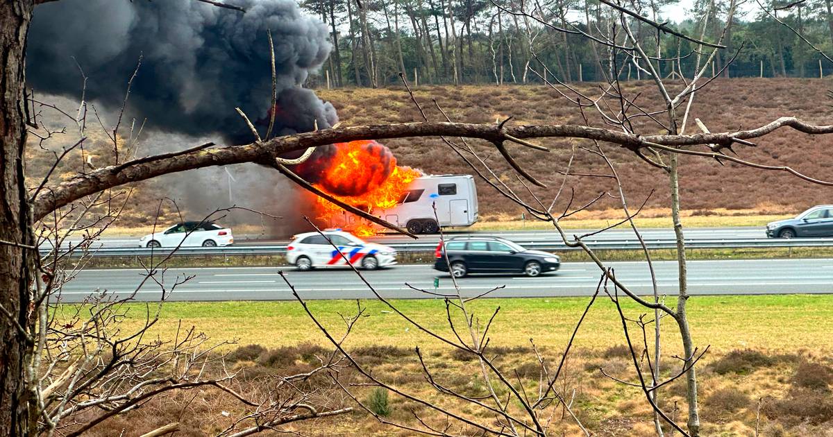 Camper vliegt in brand op A1 bij Rijssen | Rijssen-Holten | tubantia.nl