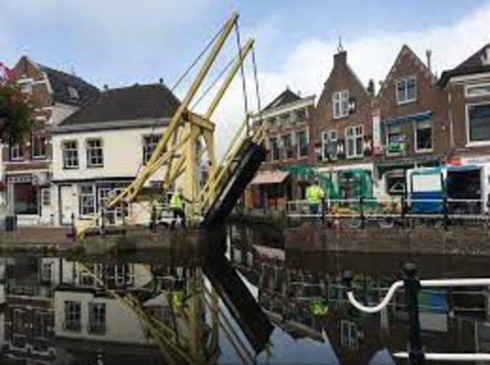 Fortegrachtbrug in centrum van Maassluis krijgt fikse opknapbeurt ...