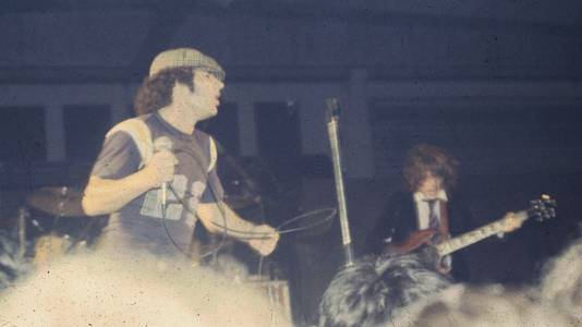 L'esplanade AC/DC et une statue de Brian Johnson inaugurées à Namur ...