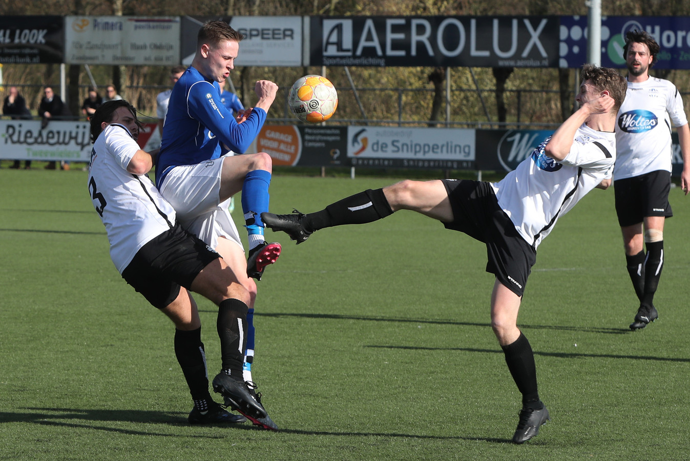 Schalkhaar houdt koploper keurig in bedwang en geeft Go Ahead Eagles ...