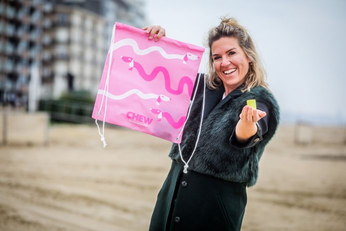 Krijg jij het gouden poepzakje? Caroline helpt op originele manier ...