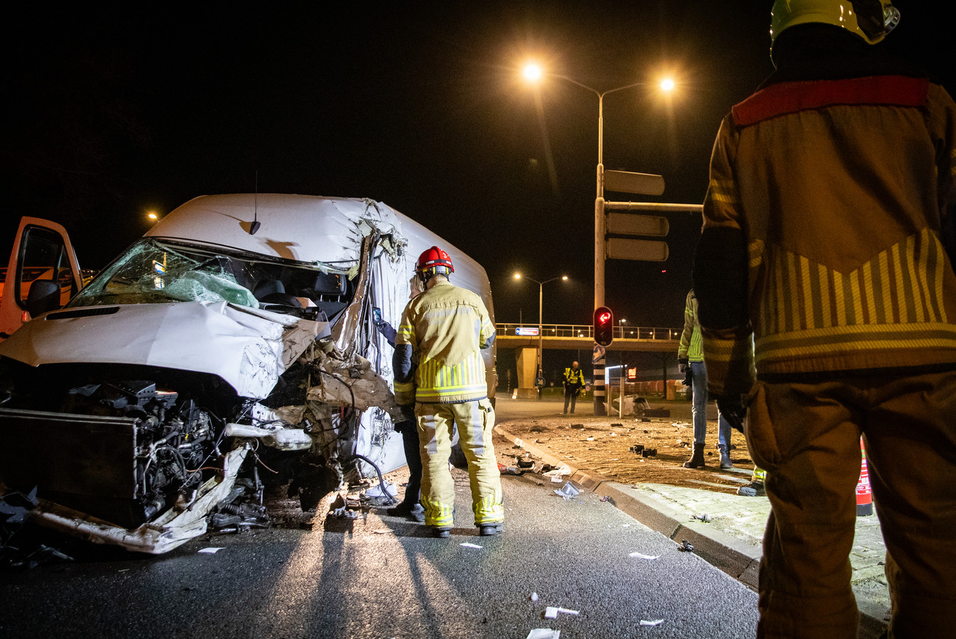 Gewonde en grote ravage bij botsing met bestelbus in Zwolle, beknelde bestuurder (23) uit bus ...