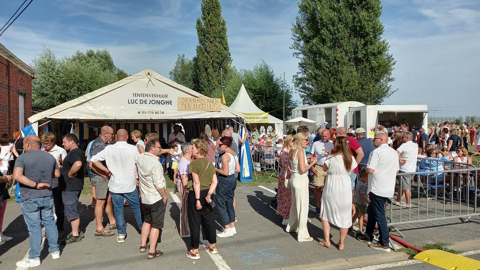 Mooie weer lokt veel volk naar jaarmarkt in Prosperpolder | Foto | hln.be