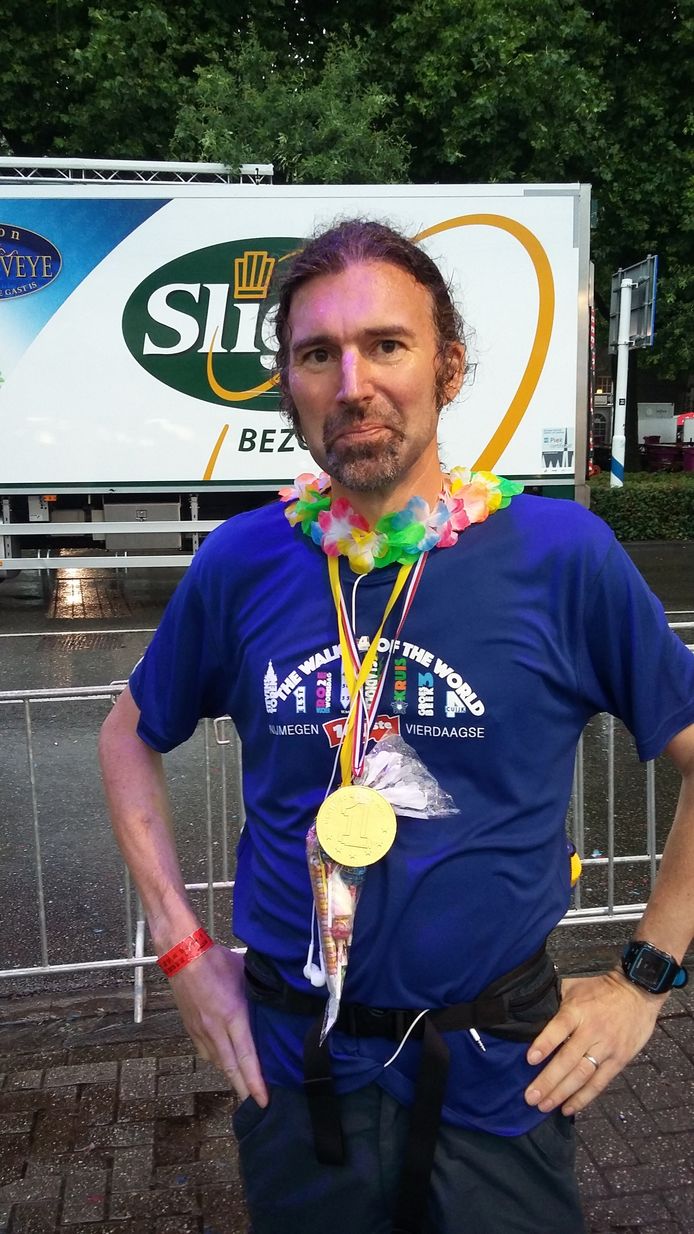 Simon Brownlee op dag vier weer als eerste binnen | Default ...