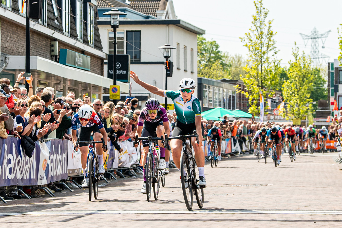 Schaatskampioene Irene Schouten verrast en troeft in Lekkerkerk alle ...