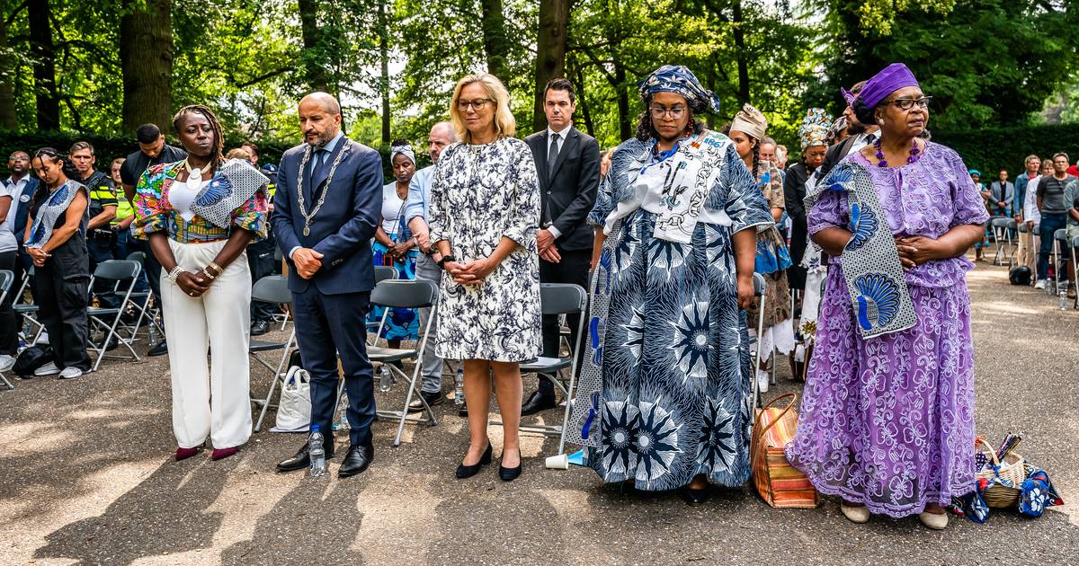 Kaag in tranen bij herdenking slachtoffers slavernij: ‘Een mens als ...
