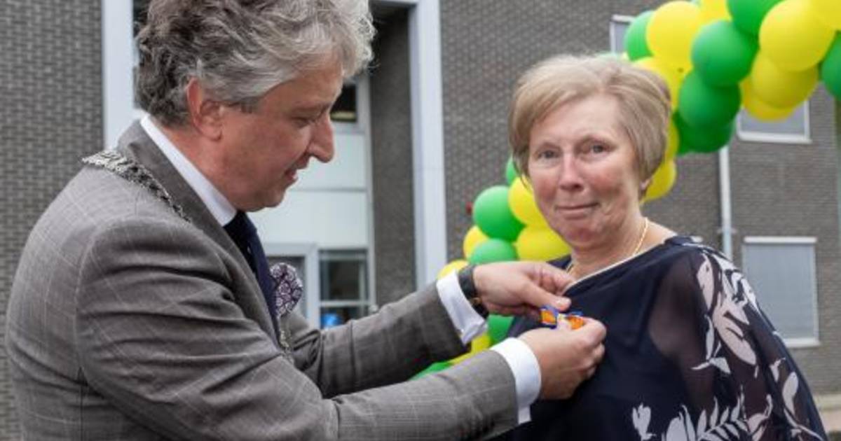 Koninklijke onderscheiding voor 'moeder van het bedrijf': Hanny van der ...