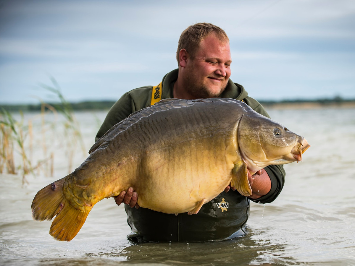 Maik (34) uit Lattrop vangt de grootste karpers met eigengemaakt aas ...