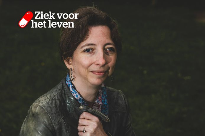 Je ziet het niet, maar Kim (43) leeft elke dag met pijn. “Ik slik ...