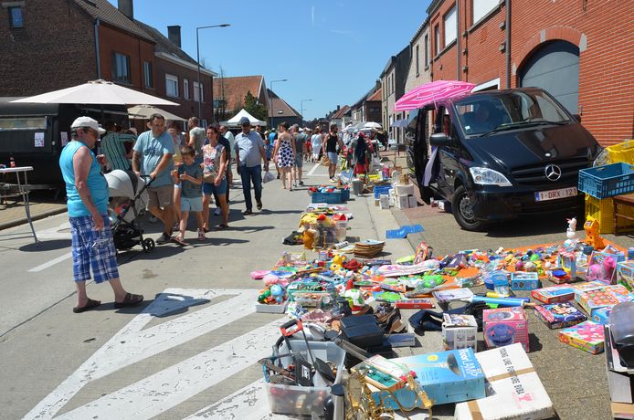 Garageverkoop met ruim 100 standjes in Ertvelde | Evergem | hln.be
