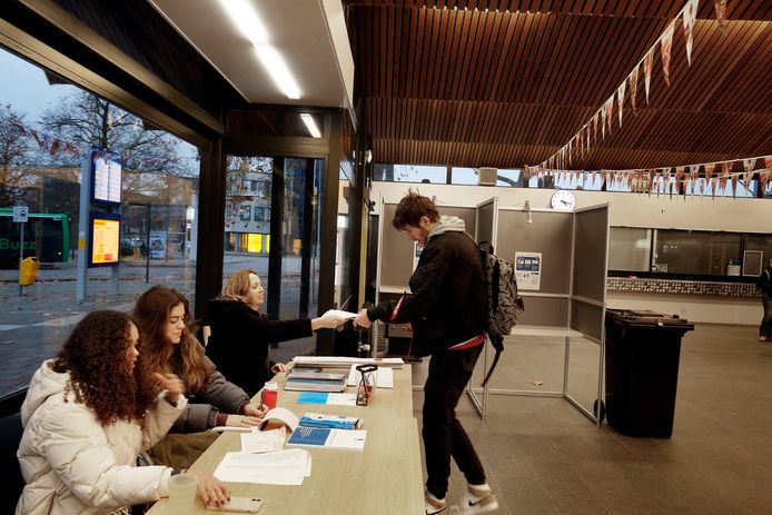 ‘Topdrukte’ op het stilste stembureau van Gorinchem: voor het eerst ...