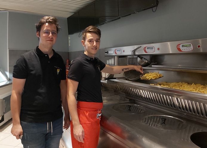 NET OPEN. Dylan (21) en Dylan (20) openen frituur- en broodjeszaak Food ...