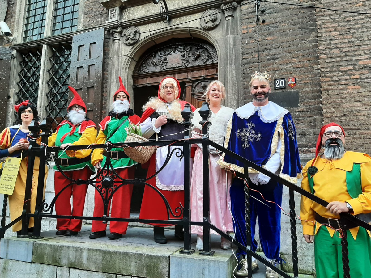 Terug van weggeweest: in deze uitbundige outfit viert Bruls dit jaar ...