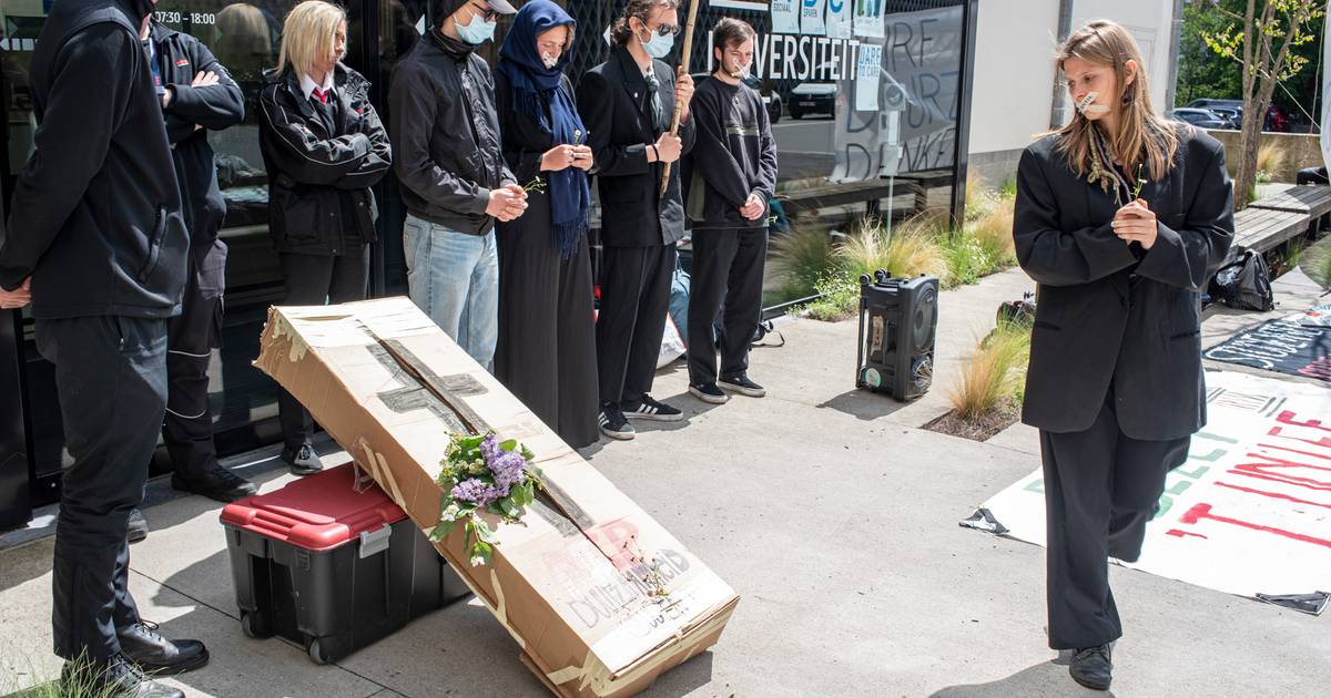 Rectoraat UGent bezet door manifestanten van End Fossil Gent: “Krachtig ...