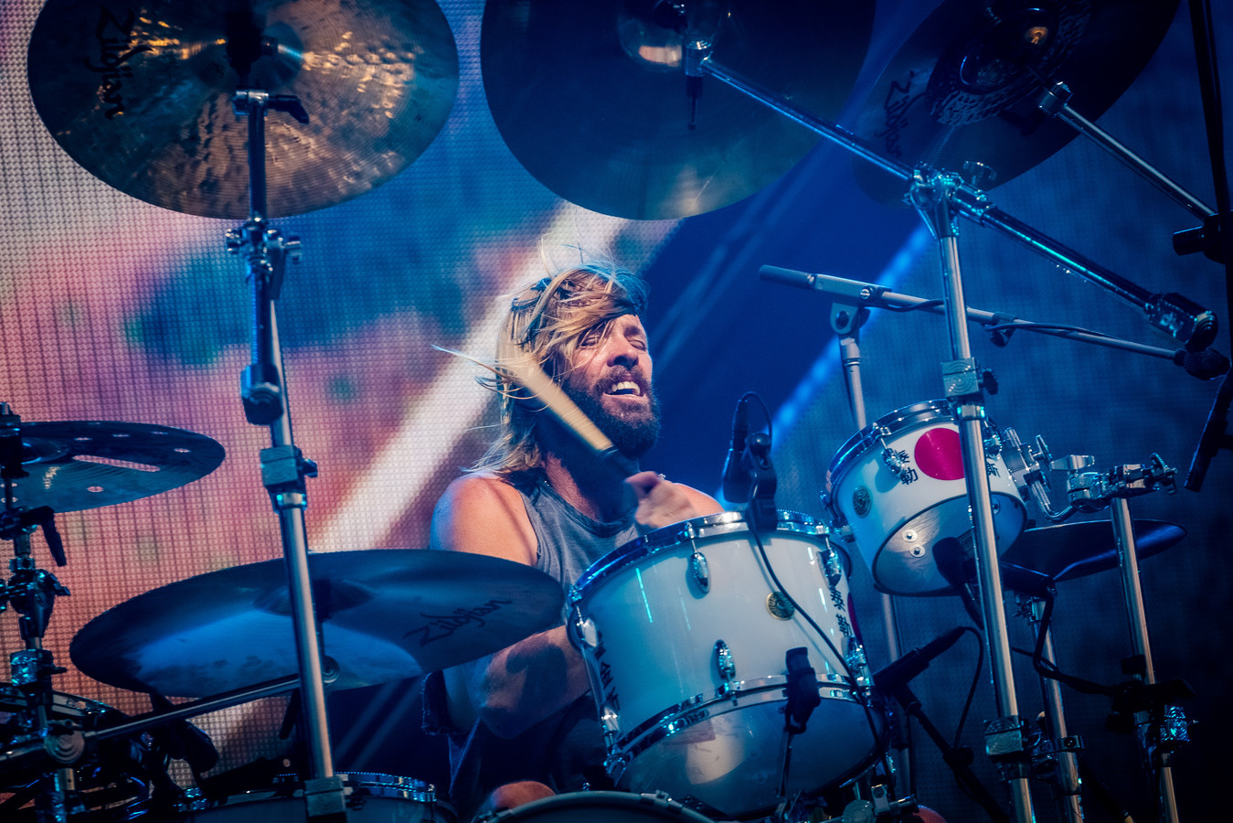 PORTRET. Drummer Taylor Hawkins (50) overlijdt op hotelkamer in Bogota ...