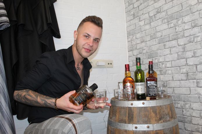 Barbier Niels (25) gaat voor totaalbeleving voor mannen: “Niet alleen ...