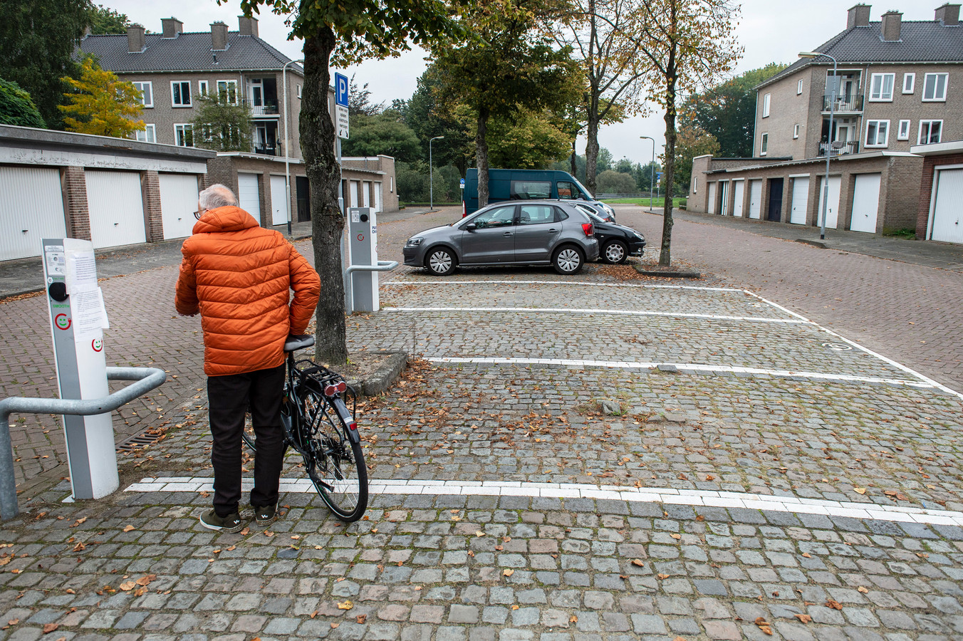Met briefjes op de laadpaal vecht de wijk een parkeervete uit: ‘Geen ...