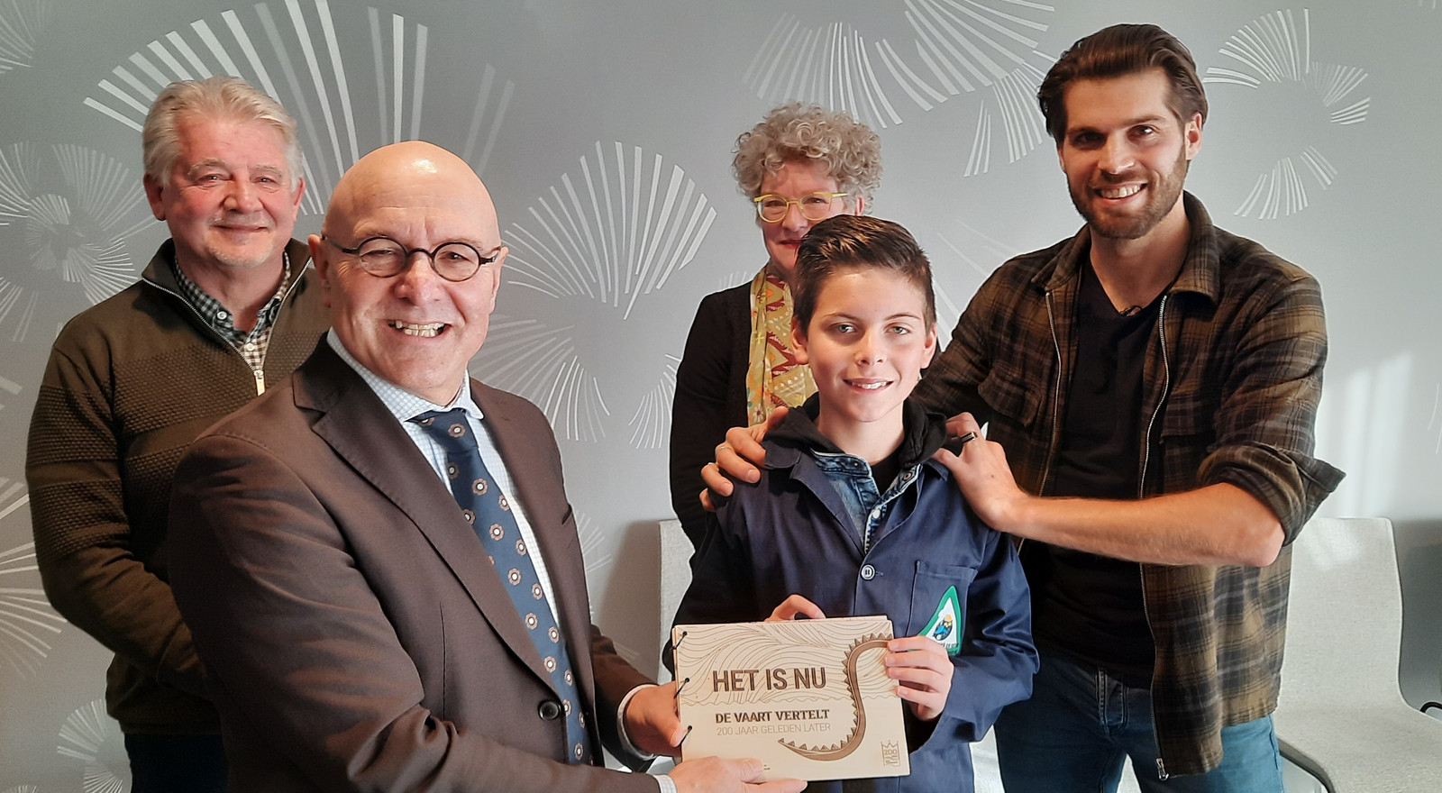Levi (12) geeft eerste kanaaldichtbundel aan burgemeester | Foto | bd.nl Levi (12) geeft eerste kanaaldichtbundel aan burgemeester | Foto | bd.nl