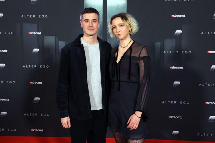 Danira Boukhriss voor het eerst met zwanger buikje op rode loper naast ...