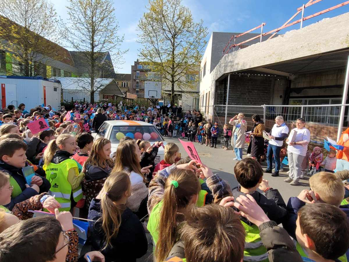 Basisschool ‘t Vlot zwaait juf Dina en directeur Geert uit | Foto | hln.be