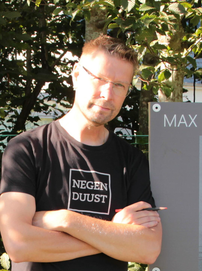 Kunstenaar Max uit Mariakerke laat eigen collega’s figureren op ...