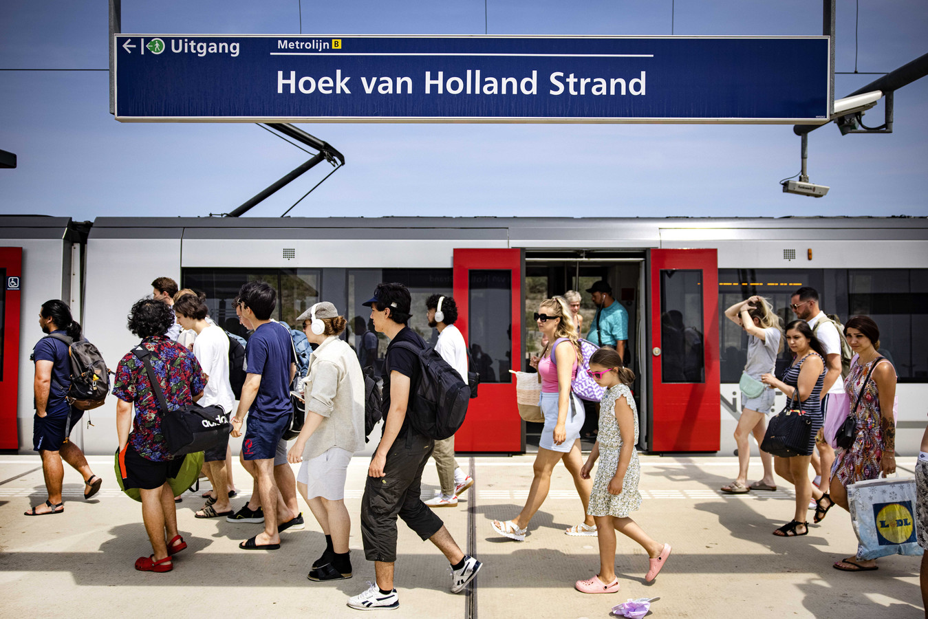 Veel meer strandmetro’s in de avond: Rotterdam komt strandgangers Hoek ...