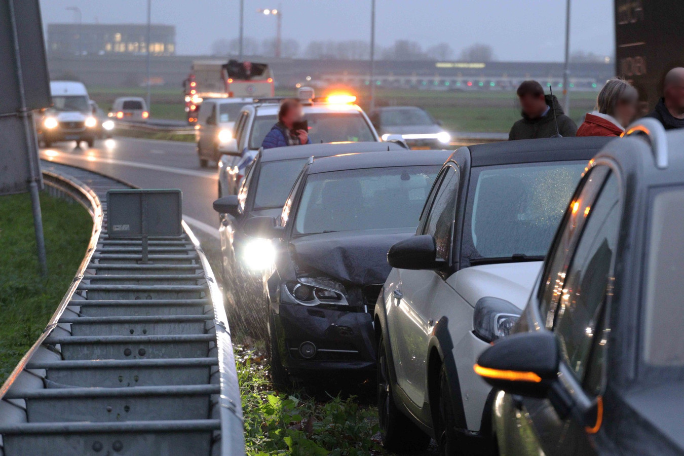 Vijf automobilisten nemen afslag op A59 bij Waalwijk en botsen achterop elkaar | Foto | AD.nl