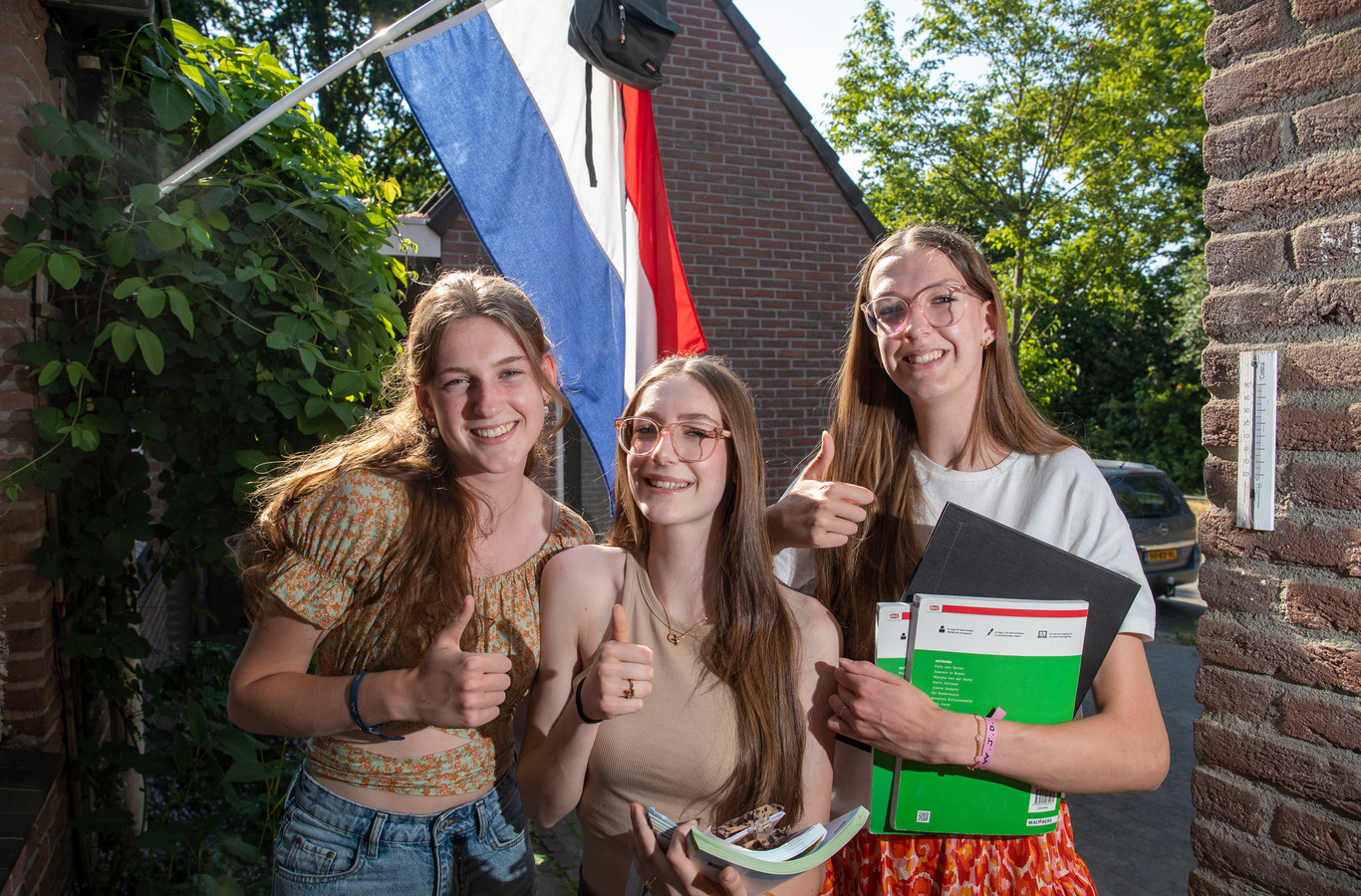 Rachel, Hannah en Sarah wachten op het verlossende belletje: drie ...