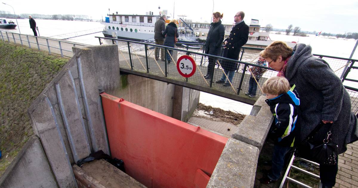 Megadeur om water uit de Rijn te stoppen blijft open: kade wel dicht ...