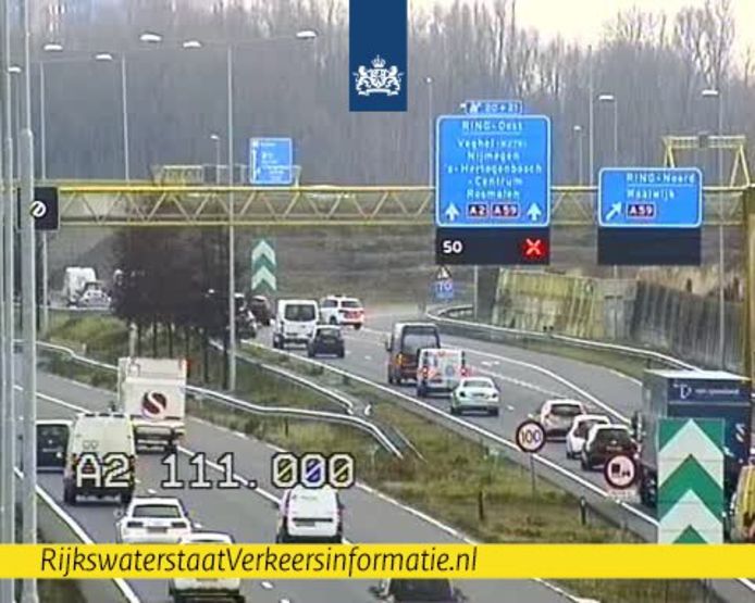 Auto vliegt uit de bocht op A2 bij knooppunt Empel, weg weer vrij | Den Bosch | AD.nl