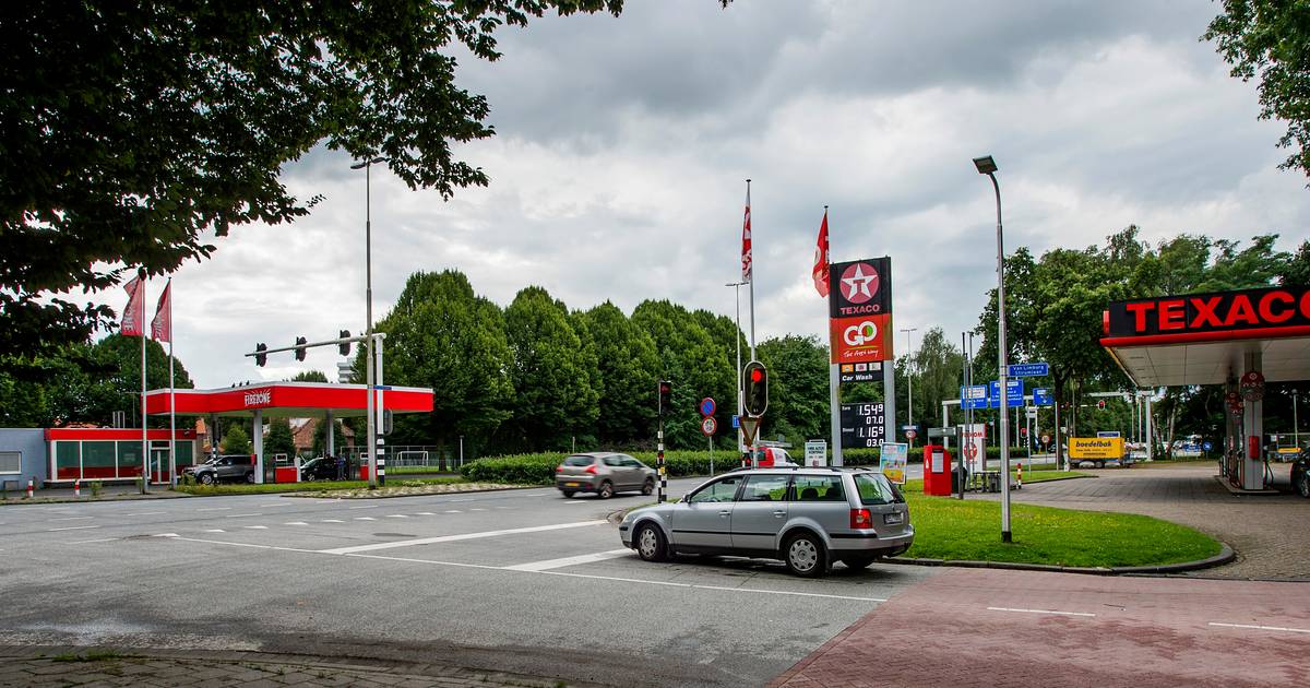 Twee tankstations, vlak bij elkaar, het prijsverschil: 22 cent per ...