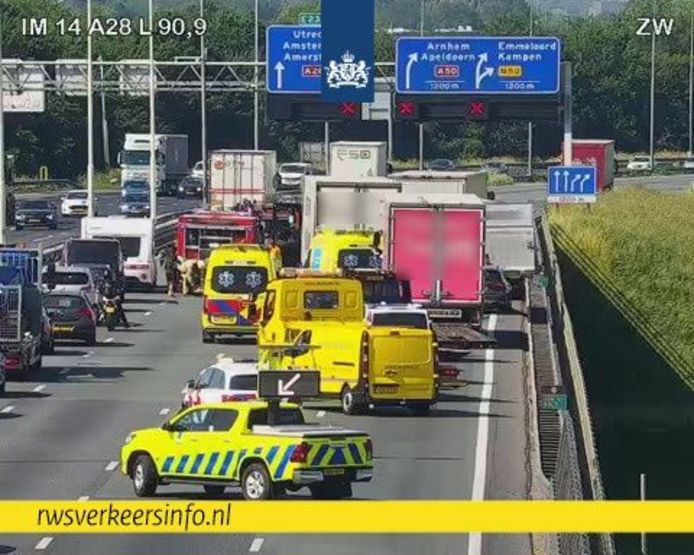 Man (26) zwaargewond na ernstig ongeluk op A28 bij Zwolle, weg ...