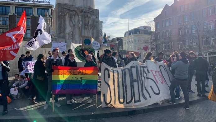 300 scholieren bij klimaatmars in Amsterdam | Amsterdam | AD.nl
